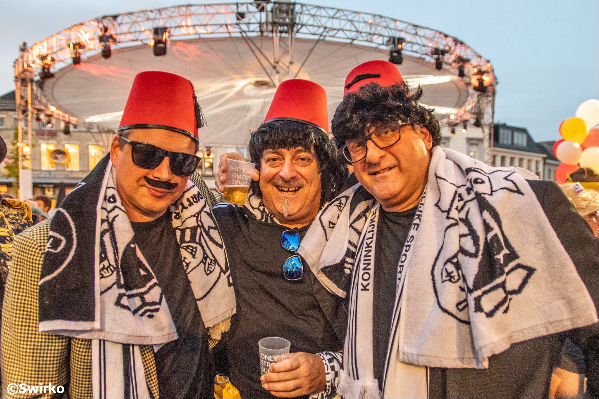 Deel 01 - Een bomvolle Grote Markt zag Vincent Van Caekenberghe Prins ...