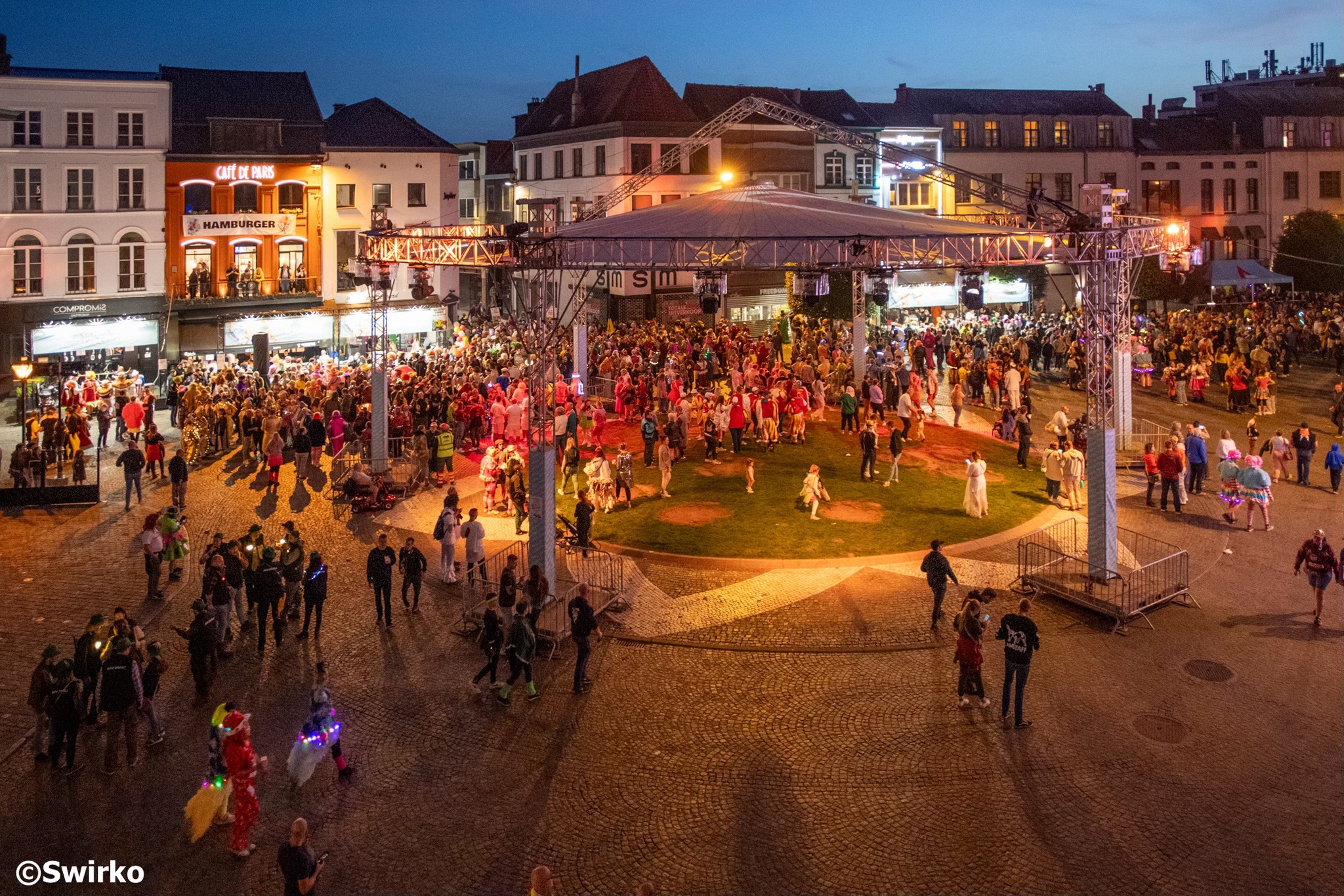 Deel 01 - Een bomvolle Grote Markt zag Vincent Van Caekenberghe Prins ...