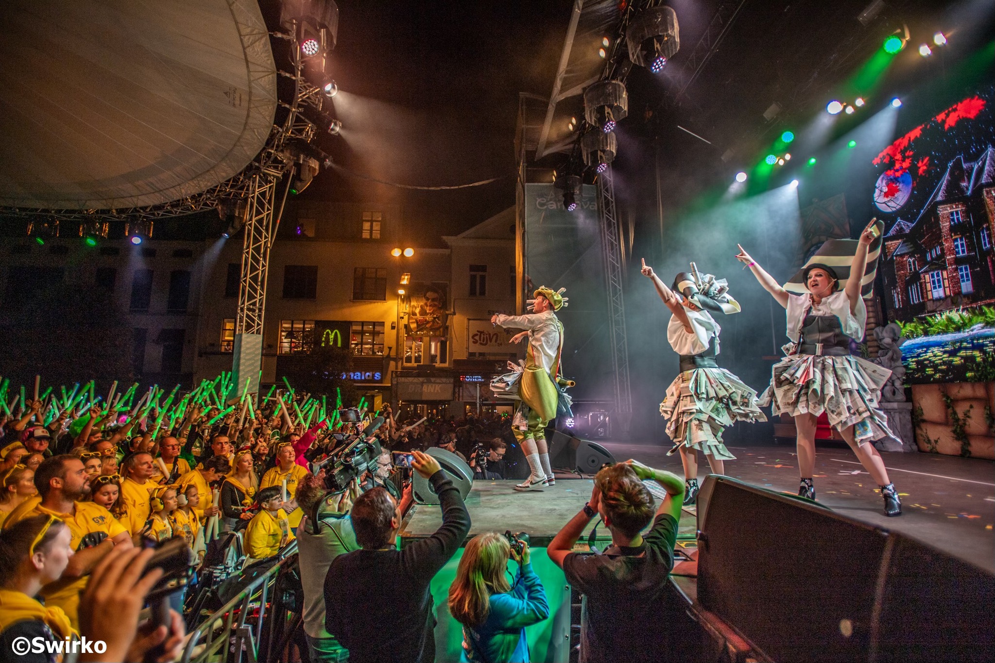 Deel 02 - Een bomvolle Grote Markt zag Vincent Van Caekenberghe Prins ...