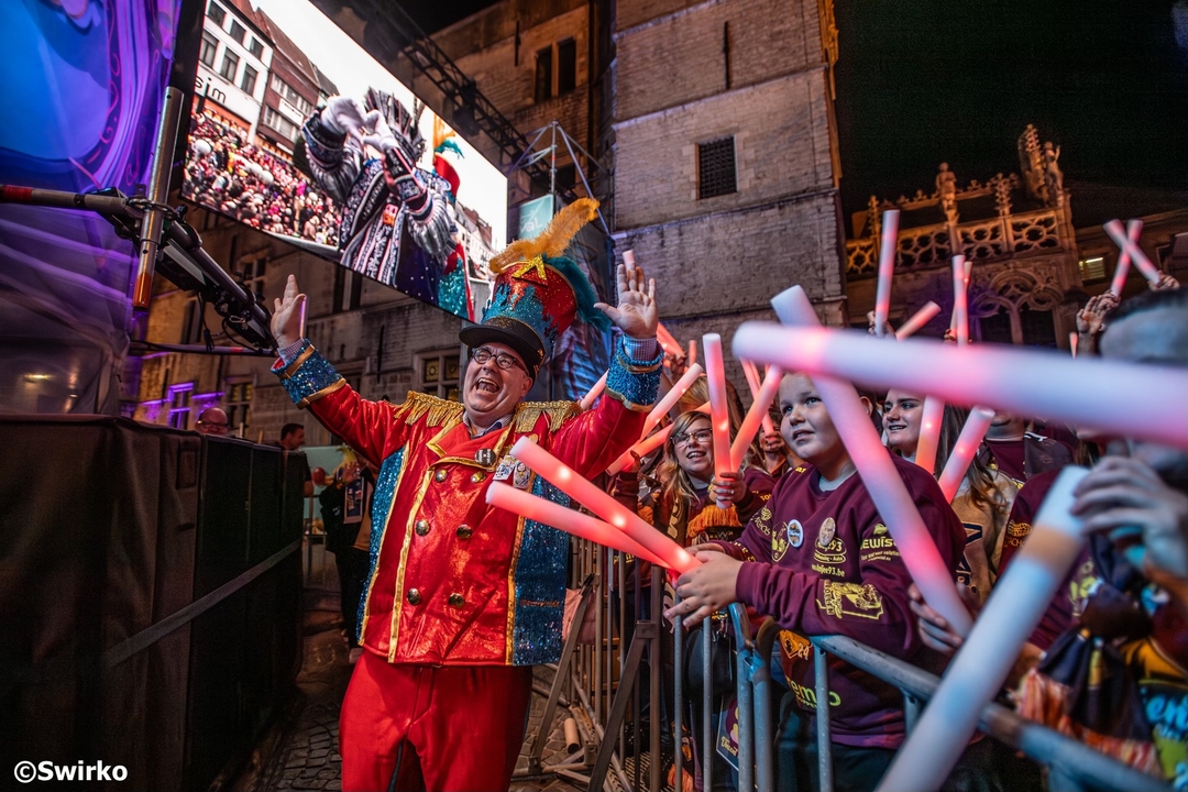 Deel 02 - Een bomvolle Grote Markt zag Vincent Van Caekenberghe Prins ...