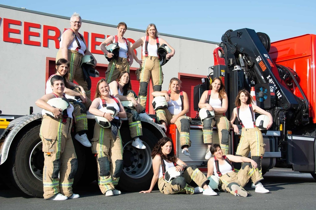 Voor het eerst krijgen de partners van de brandweermannen de spotlight ...