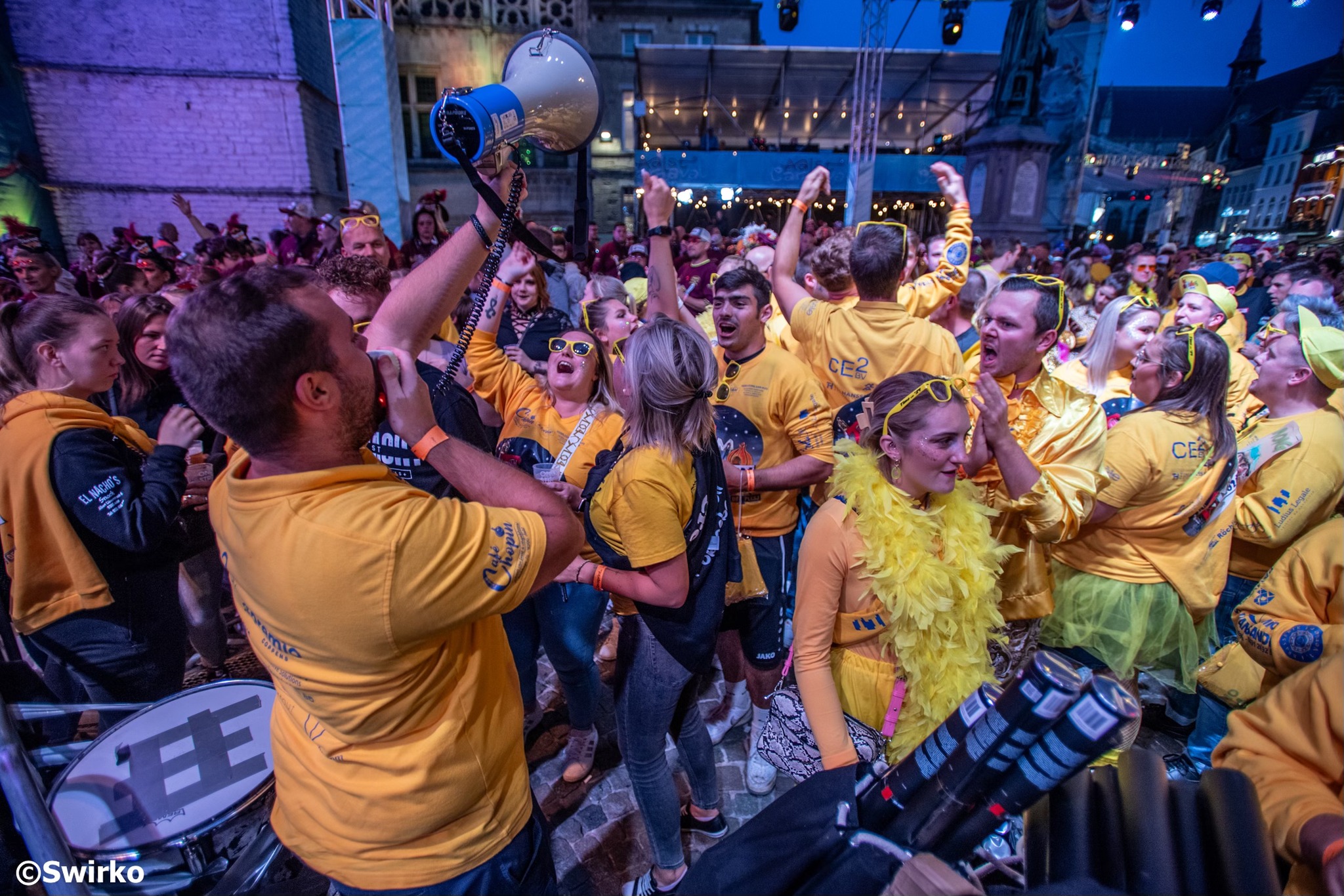 Deel 01 - Een bomvolle Grote Markt zag Vincent Van Caekenberghe Prins ...