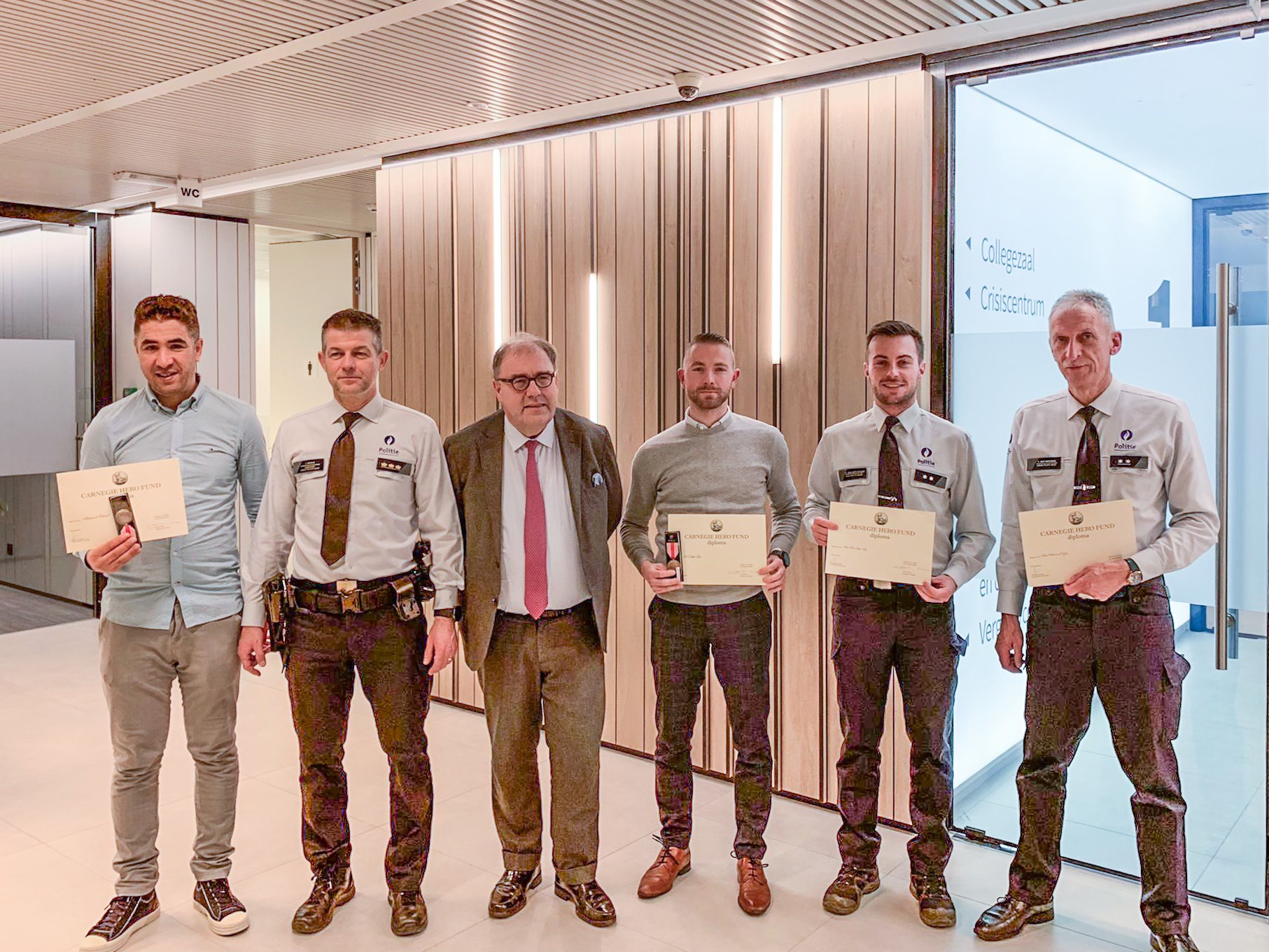 Agenten én burger krijgen medaille voor heldendaad. | Goeiedag Radio