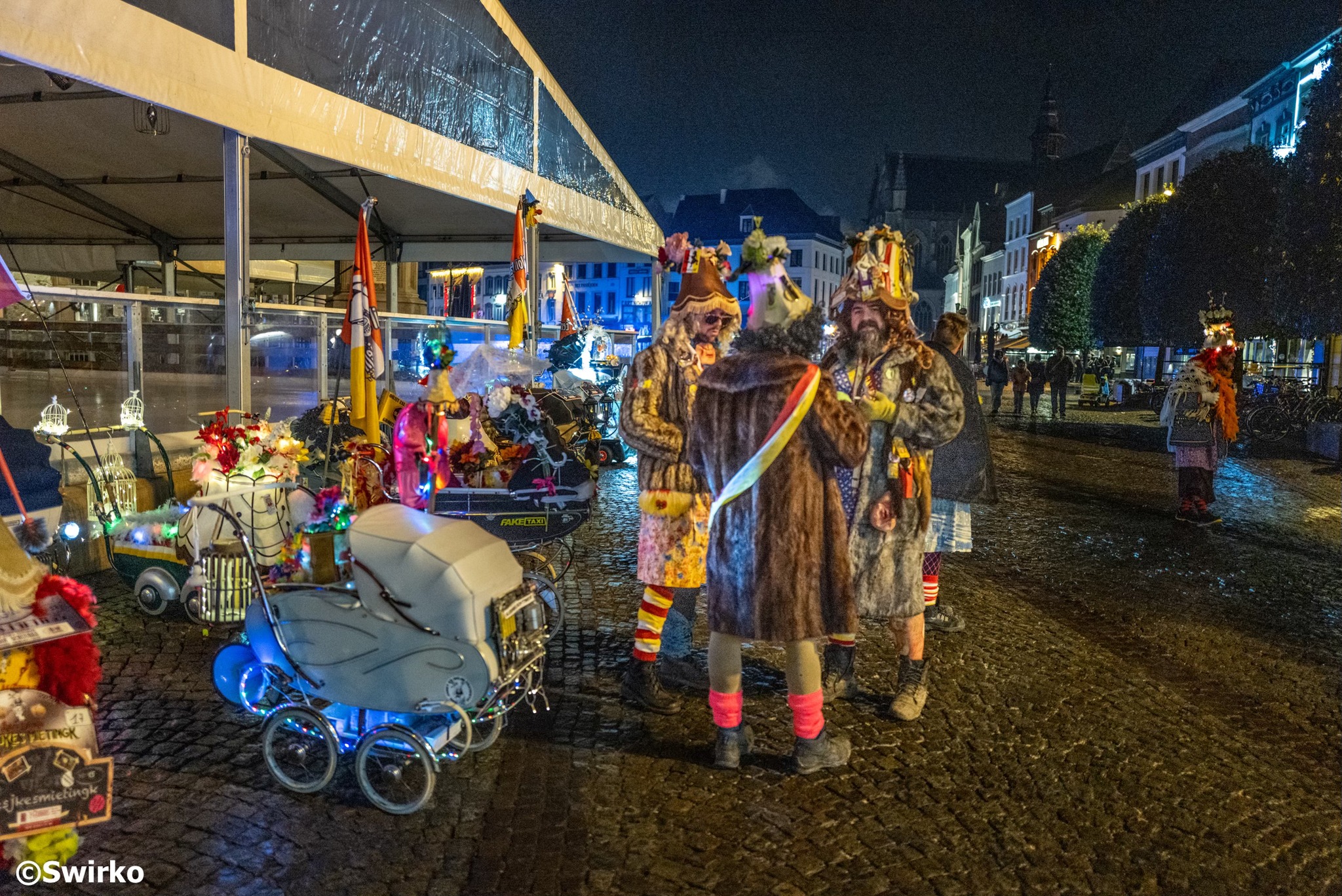 Voil Janet es giejn travestie (VJEGT) trekken met ‘Retro Koesjkes’ doorheen het stadscentrum ...